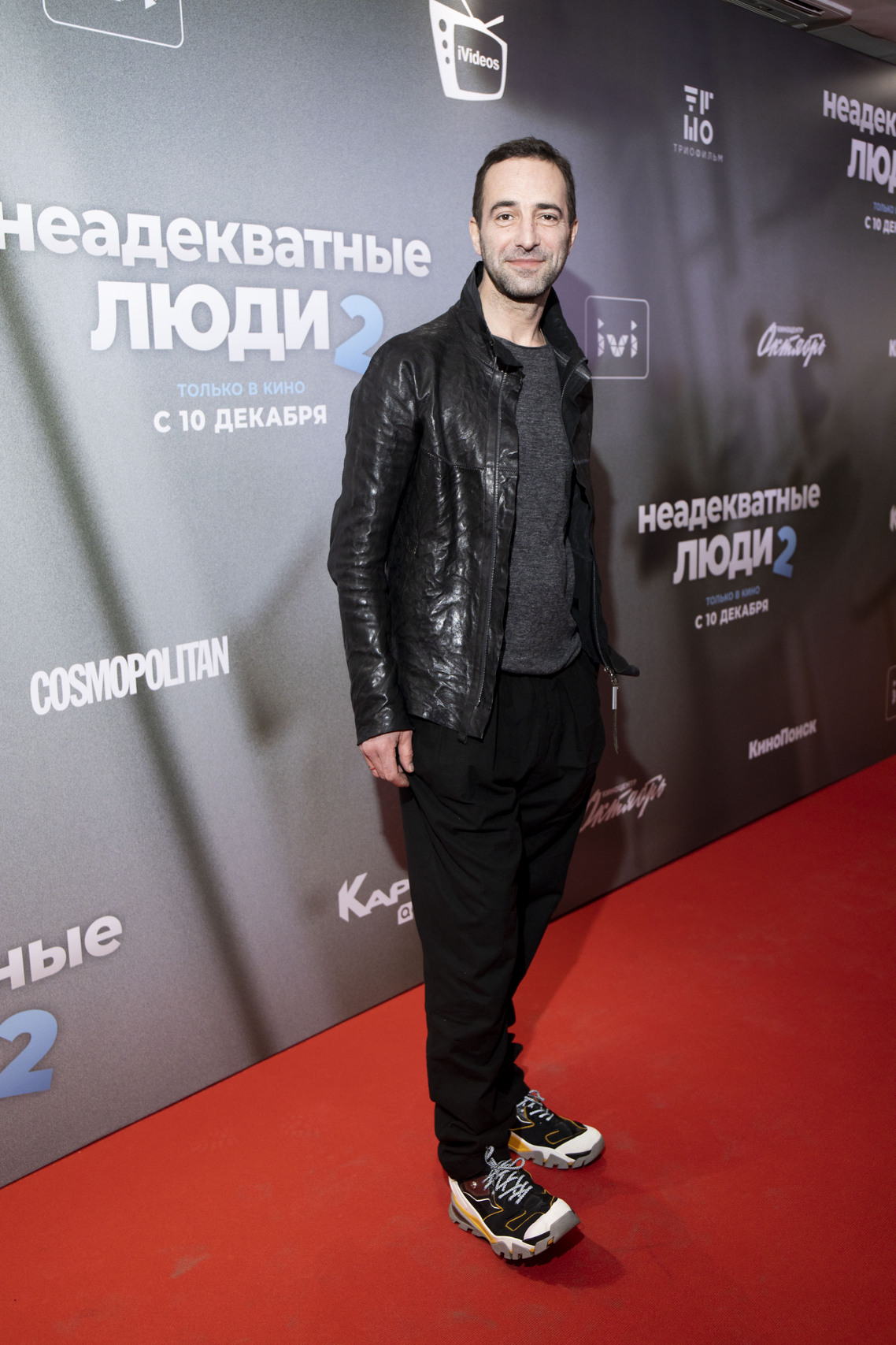 Безрукова блеснула на кинопремьере в клетчатой юбке, а Волкова — в полупрозрачном платье. Life24 ...