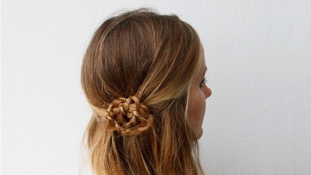 Косы и косички: как сделать из косы цветок на волосах | WMJ.ru