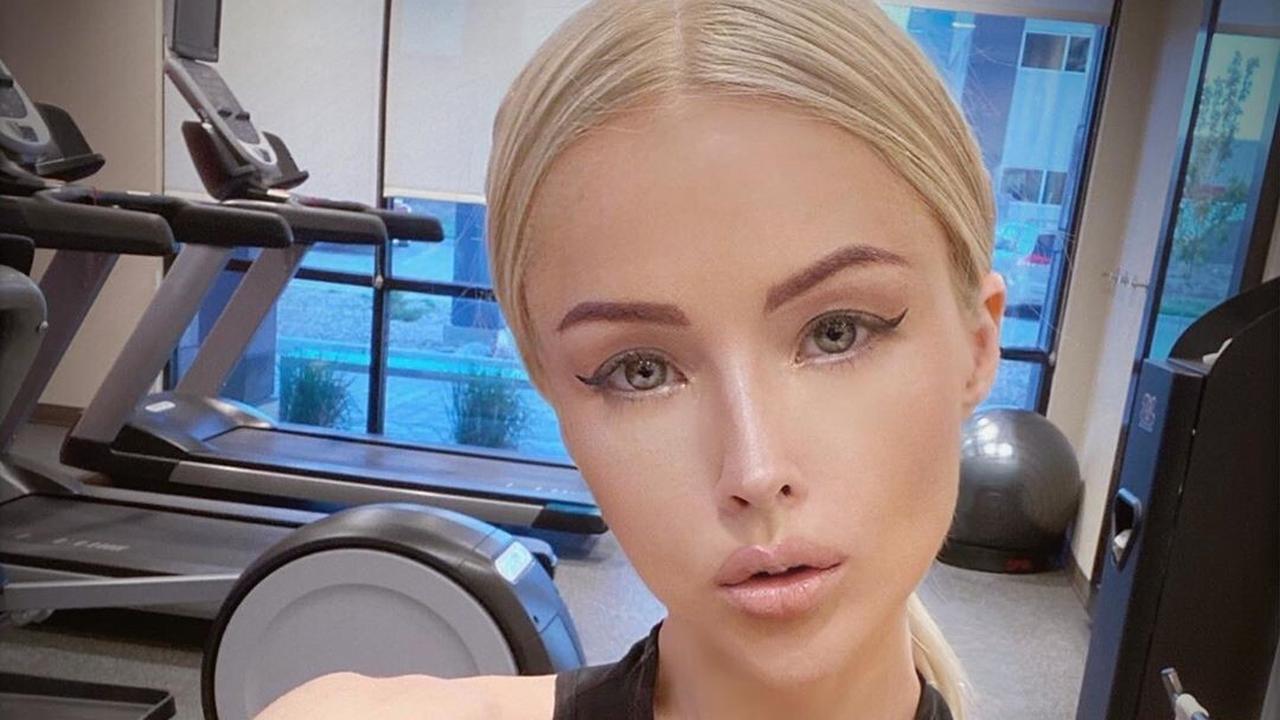 «Космическая Барби» Лукьянова верхом на фитболе продемонстрировала упражнение для тонкой шеи ...