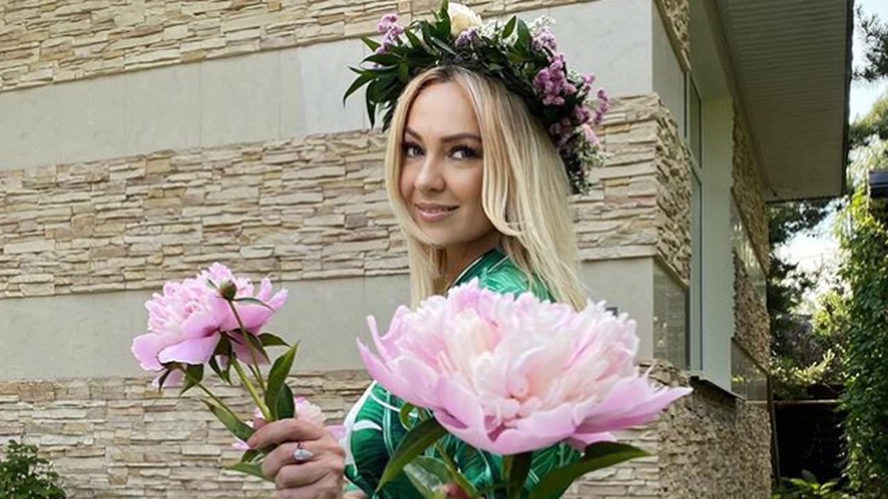«Дождалась»: Рудковская показала свой роскошный пионовый сад | WMJ.ru