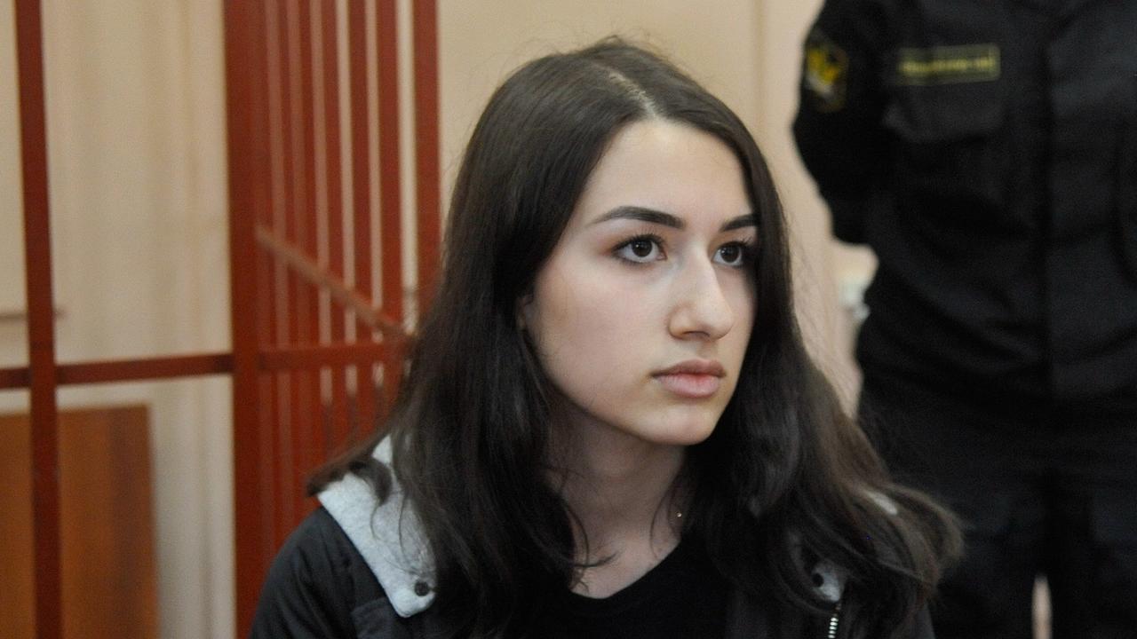 Почему младшую из обвиняемых в убийстве отца сестер Хачатурян все-таки судят отдельно | WMJ.ru