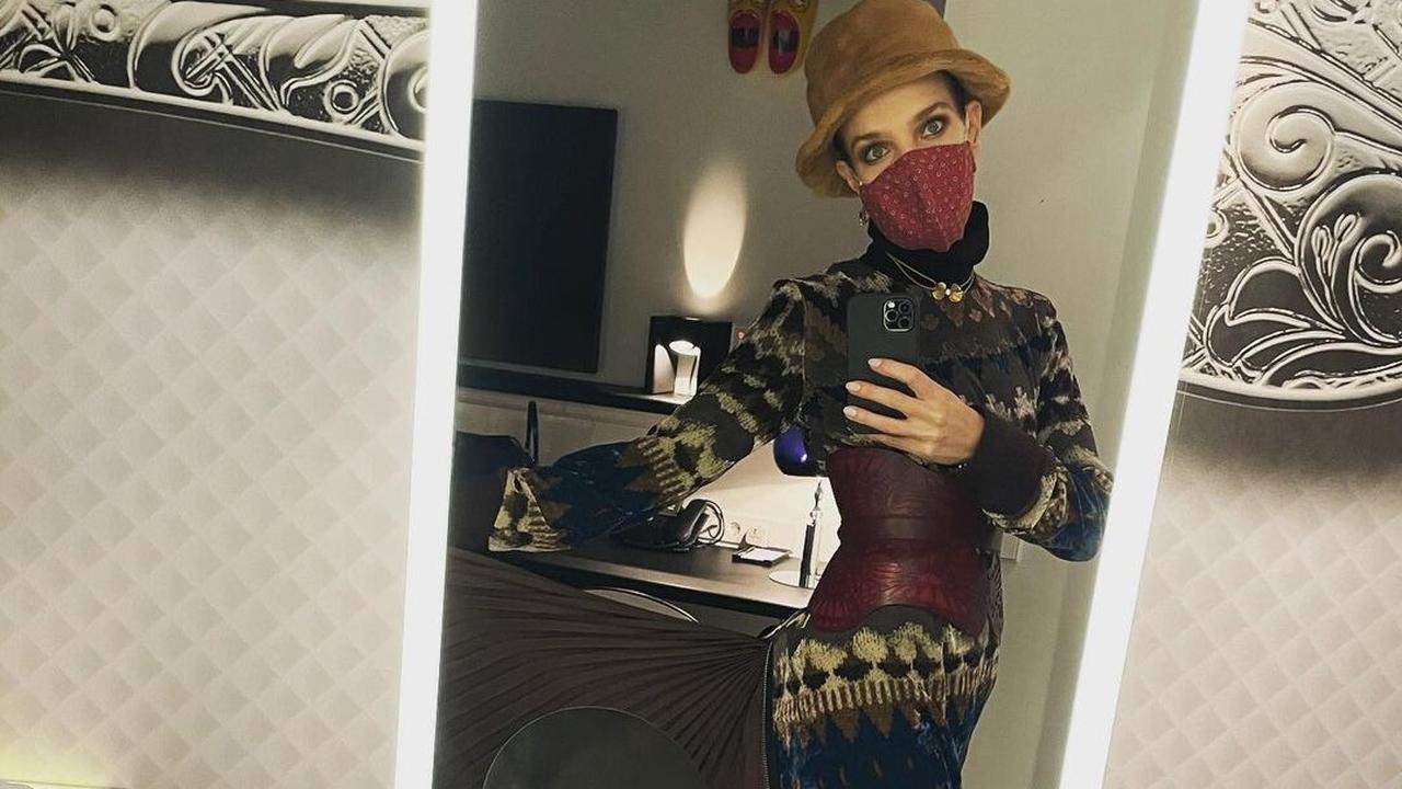 Кожаный корсет и платье со шлейфом: Водянова предстала в необычном ...