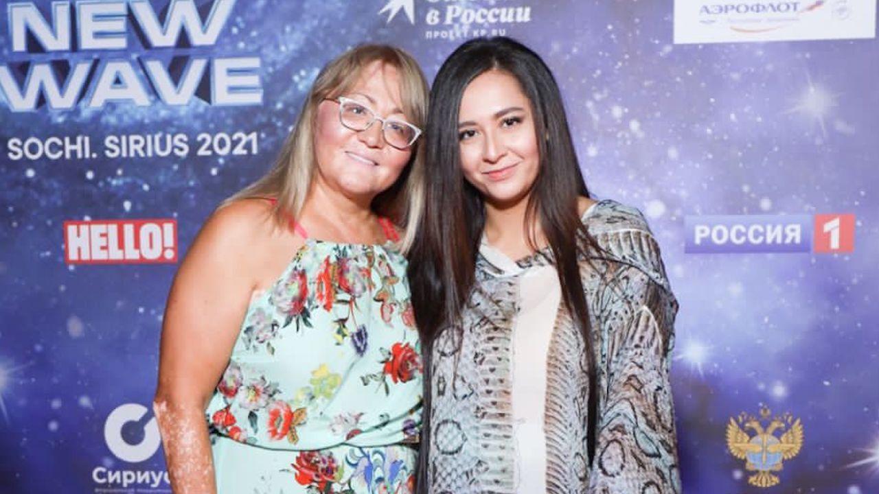 Манижа вывела в свет красавицу-маму — и они похожи как две капли воды | WMJ.ru