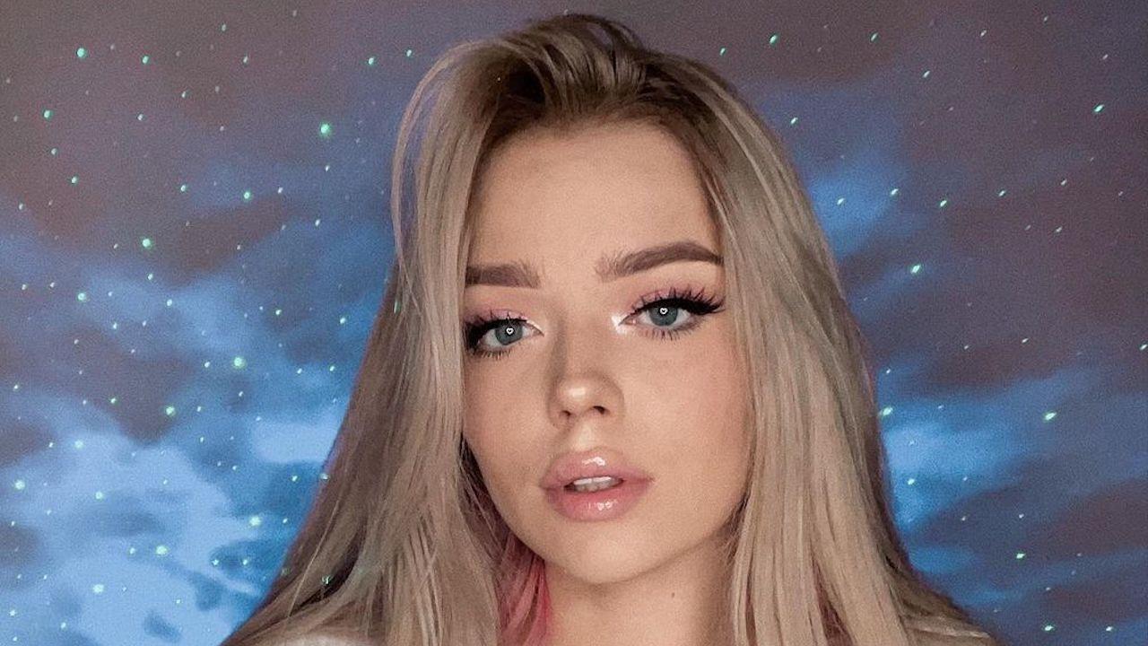 Кошачьи стрелки, идеальный контуринг и нюд на губах: как повторить повседневный макияж Esmi | WMJ.ru